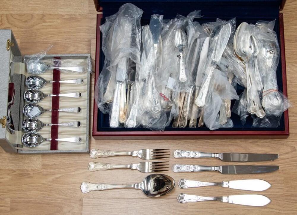 A Viners The Parish Collection silver plated 8 piece canteen of Cutlery ...