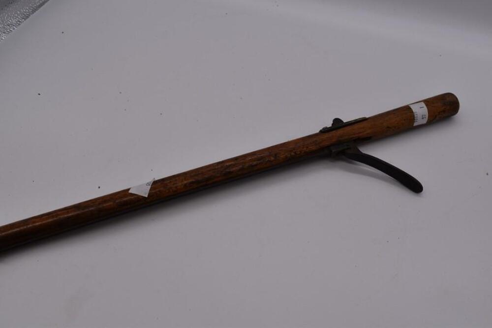 An early 20th Century hand grabbing stick