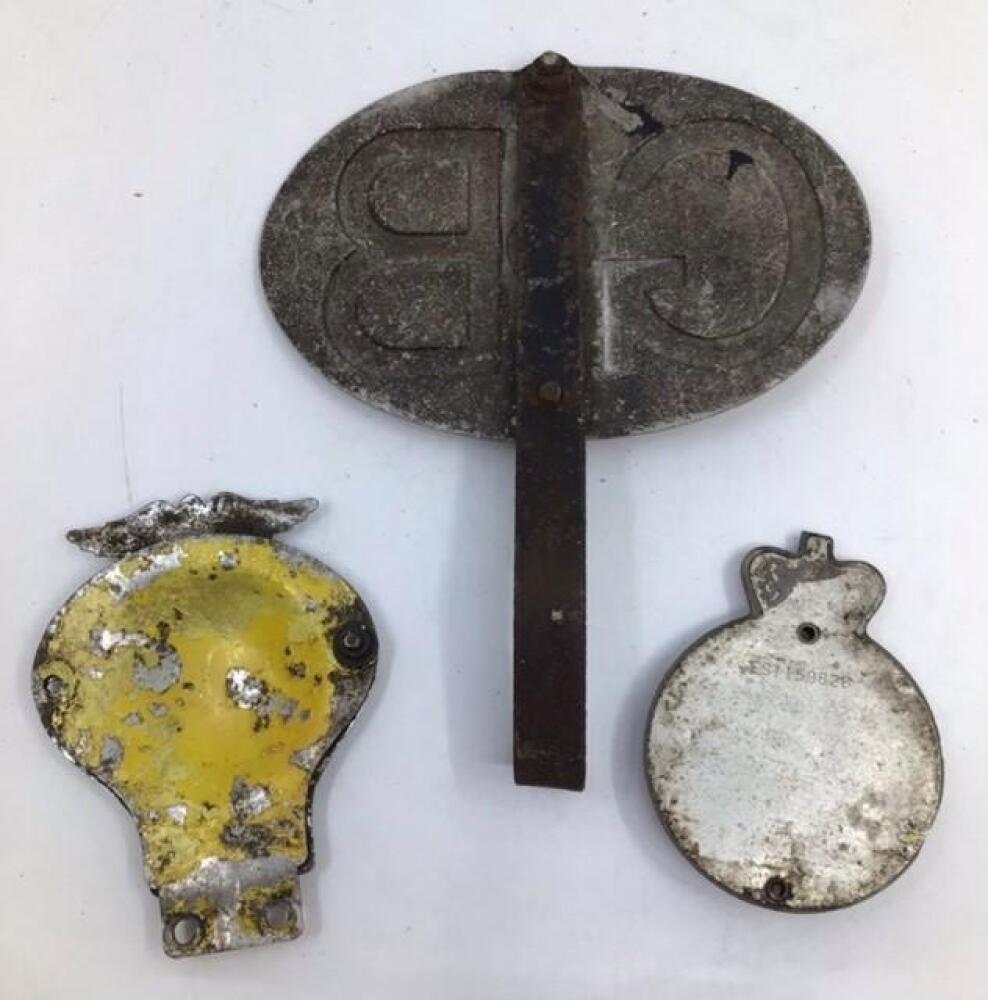Vintage motor car badges to include aluminium GB sign issued by the AA ...