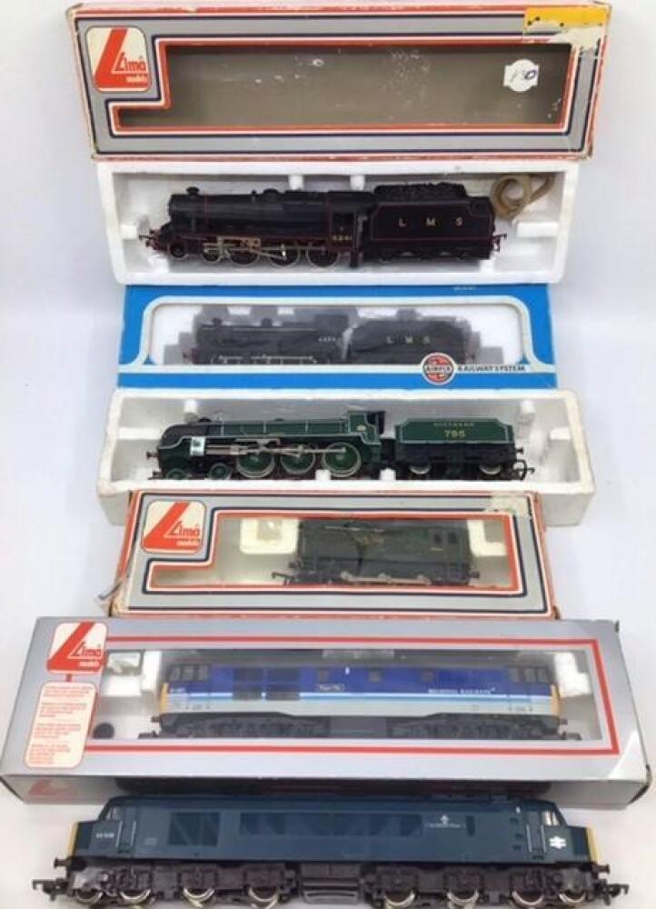 Model Railway: A collection of assorted model railway to include: Lima ...