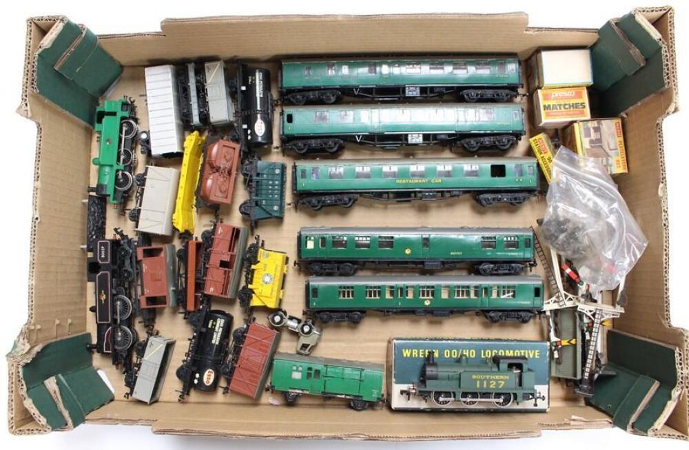 Model Railway: A collection of assorted OO gauge to include: Hornby ...