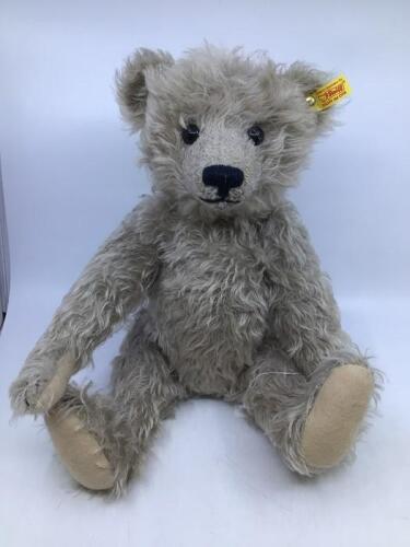 Steiff: A collection of three unboxed yellow tag Steiff bears to ...