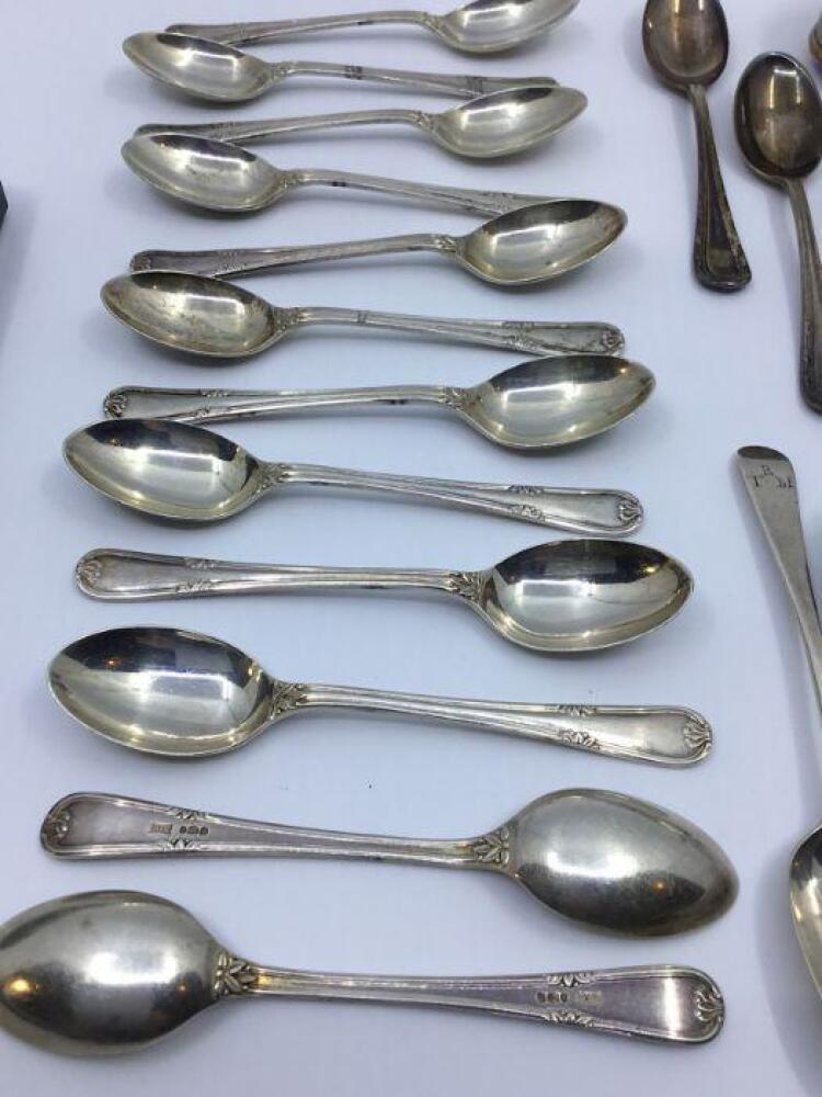 A quantity of silver to include boxed teaspoon set Birmingham 1915, 13 ...