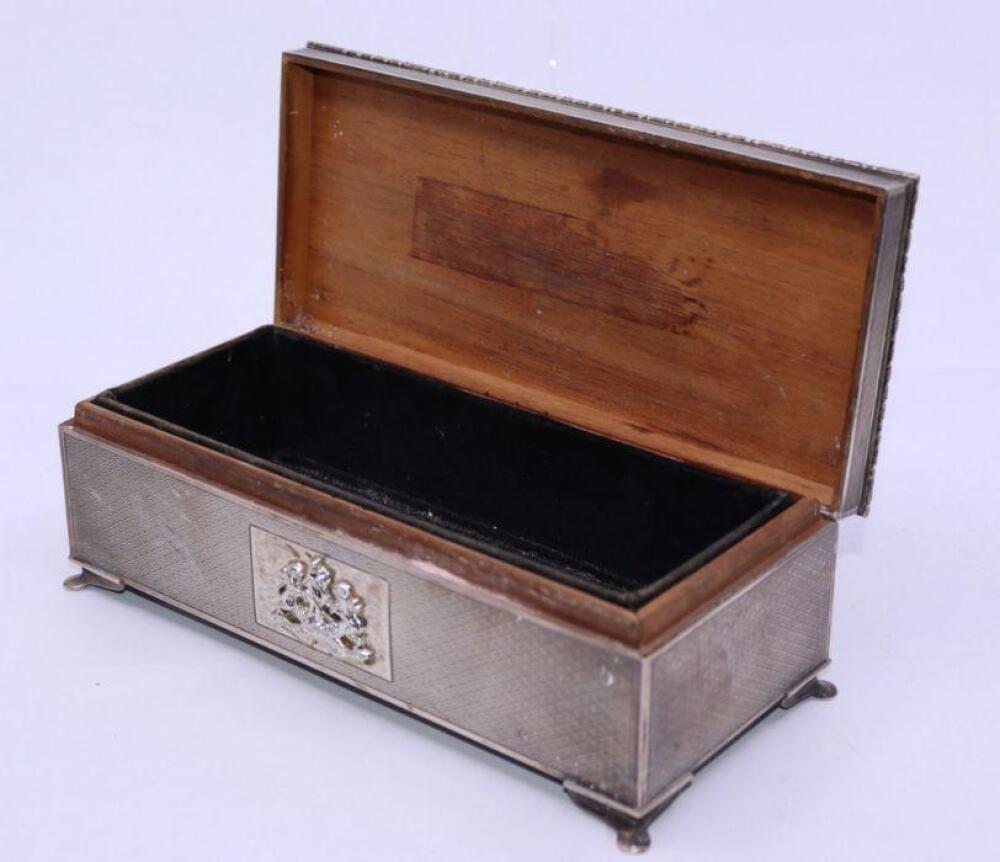 A fine quality silver table cigarette box, weight: approx. 700g
