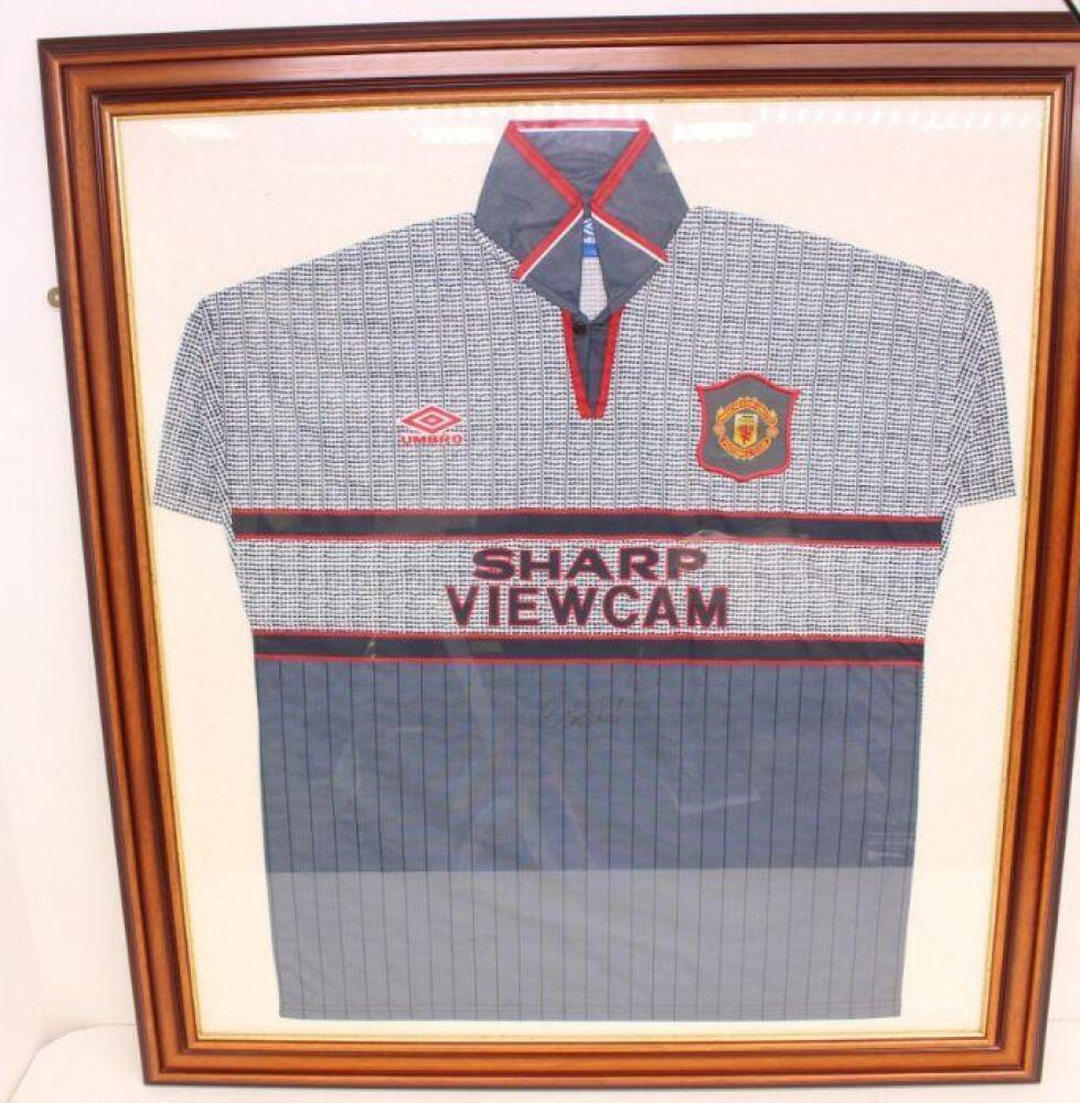 Manchester United: A Manchester United 1995-96 short-sleeved away ...