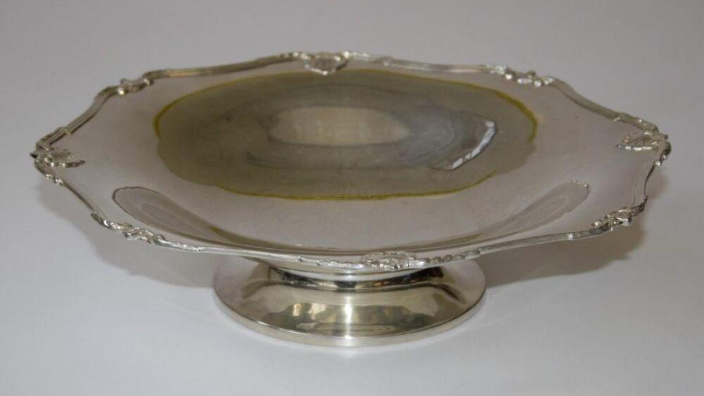Adie Brothers, an Edwardian silver bowl, with reeded scallop rim, on ...