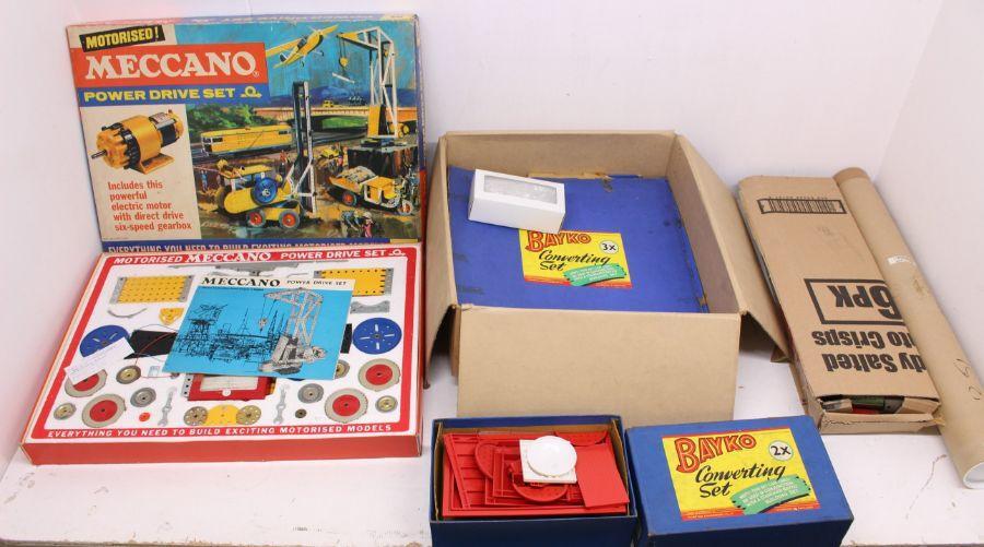 Meccano: A large collection of assorted Meccano and Bayko both loose ...