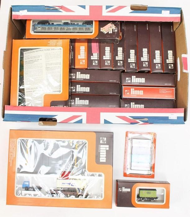 Lima: A collection of assorted boxed Lima rolling stock and coaches to ...