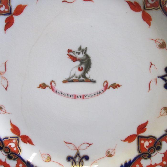A Chamberlain Worcester Kings pattern Armorial plate, centered by ...