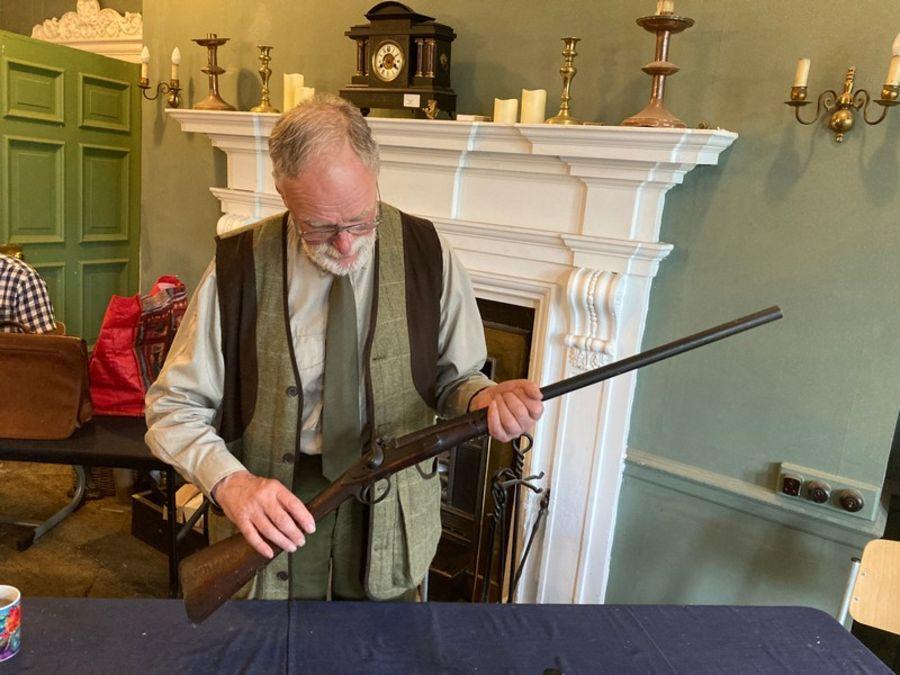 2 Decorative/ornamental guns (no certificate required) Antique Muzzle ...