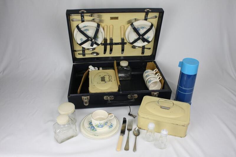 Brexton 4-person picnic hamper