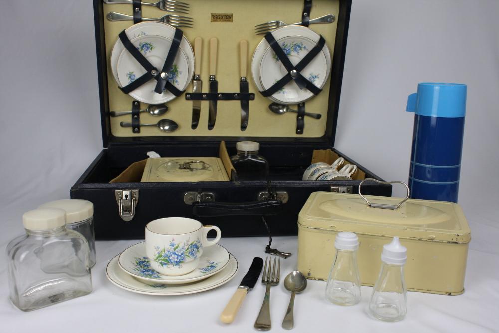 Brexton 4-person picnic hamper