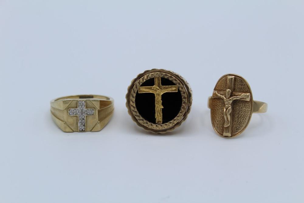 A selection of three crucifix/cross motif gentleman's rings in 9ct gold ...