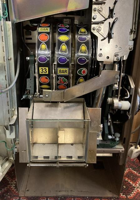 Aristocrat: An Aristocrat Elite, operating on old ten pence play, one ...