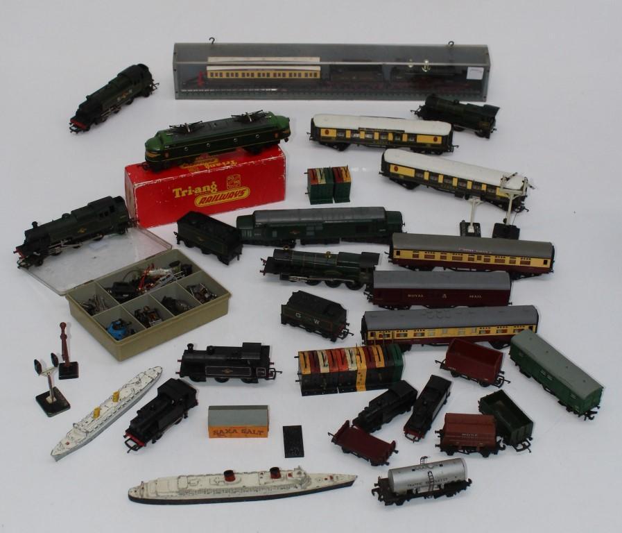 A cased Triang Lord of the Isles locomotive and various Triang ...