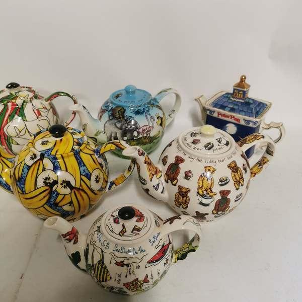A collection of collectable teapots to include teapots by Cardew Design ...