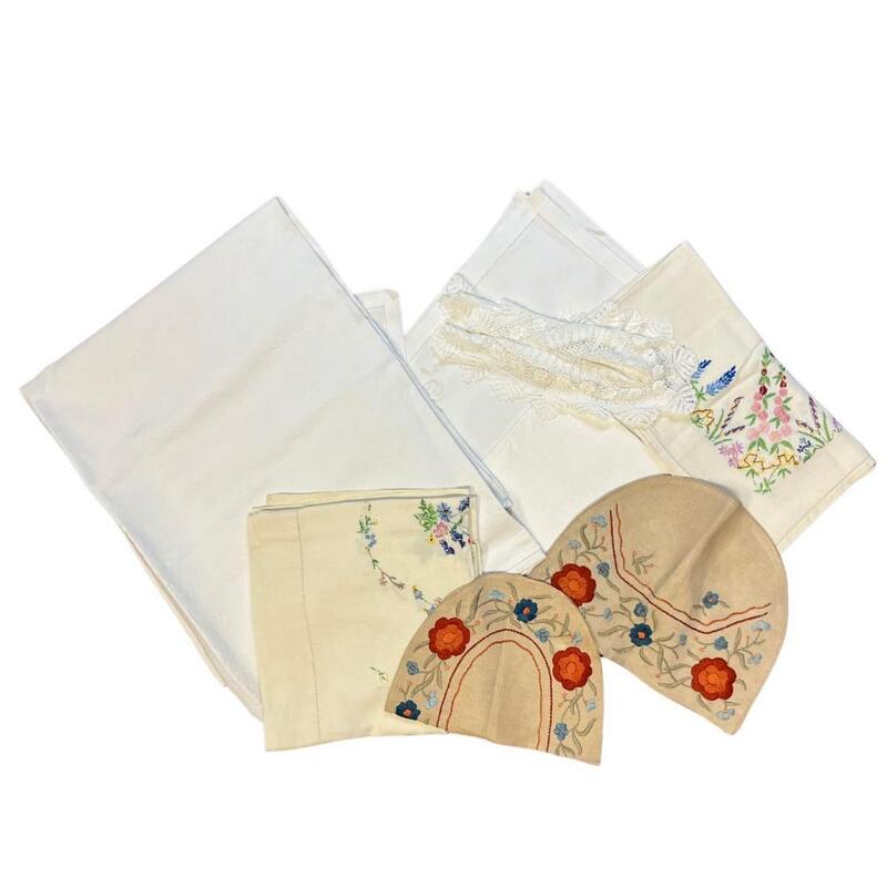 A good quantity of vintage and antique table linens to include a 1920s ...