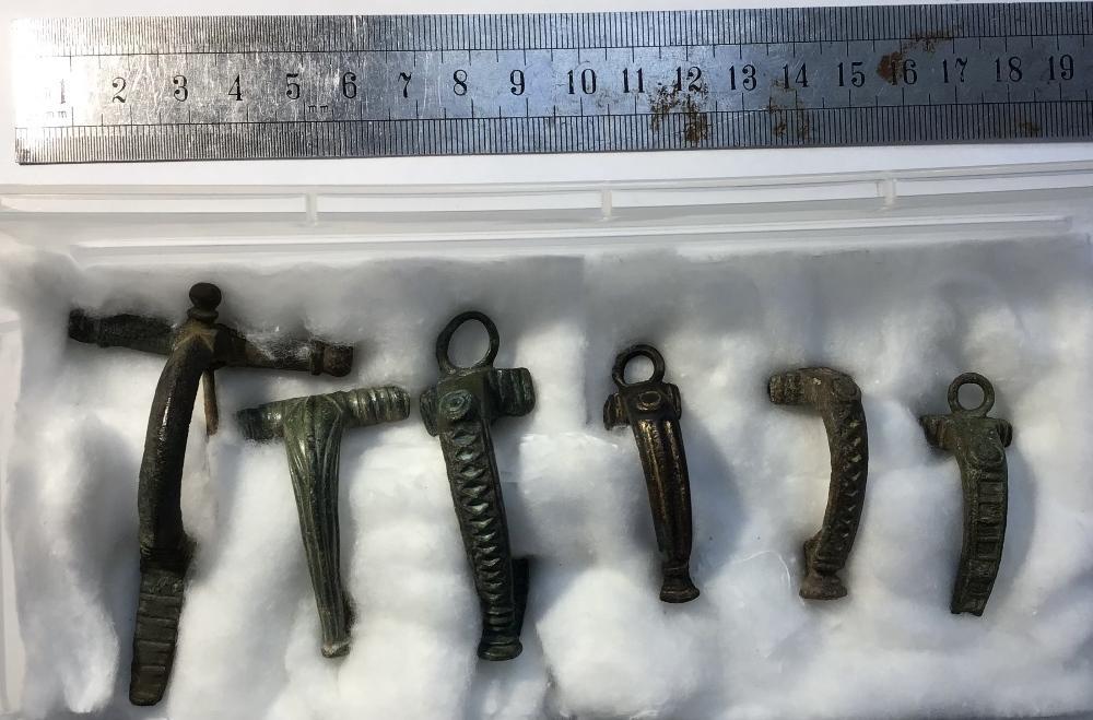 Lovely collection of six copper alloy Roman bow fibulae (2 have pins ...