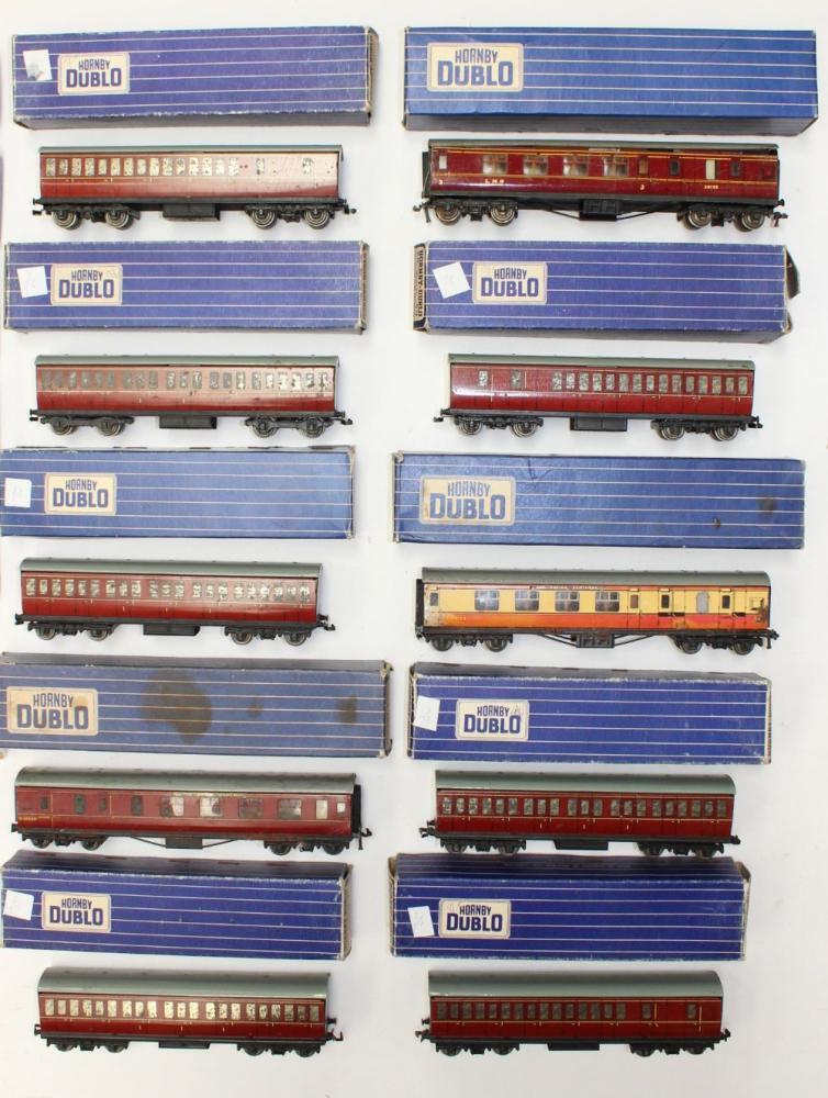 Hornby Dublo: A collection of assorted boxed Hornby Dublo, to include ...
