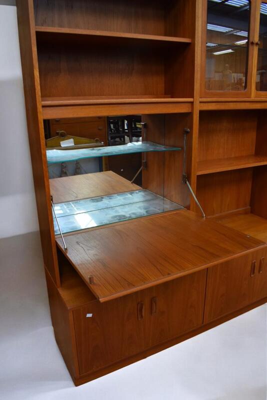 A 1970s G Plan display/cocktail cabinet unit with cupboards to base ...