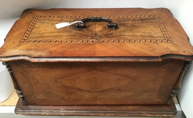 Vintage Singer Sewing Machine in Tonbridge type wooden case.