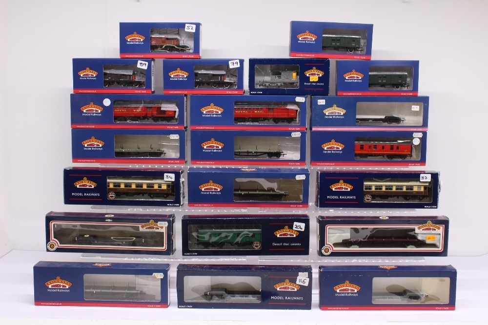 Bachmann: A collection of approx. twenty boxed Bachmann OO Gauge ...
