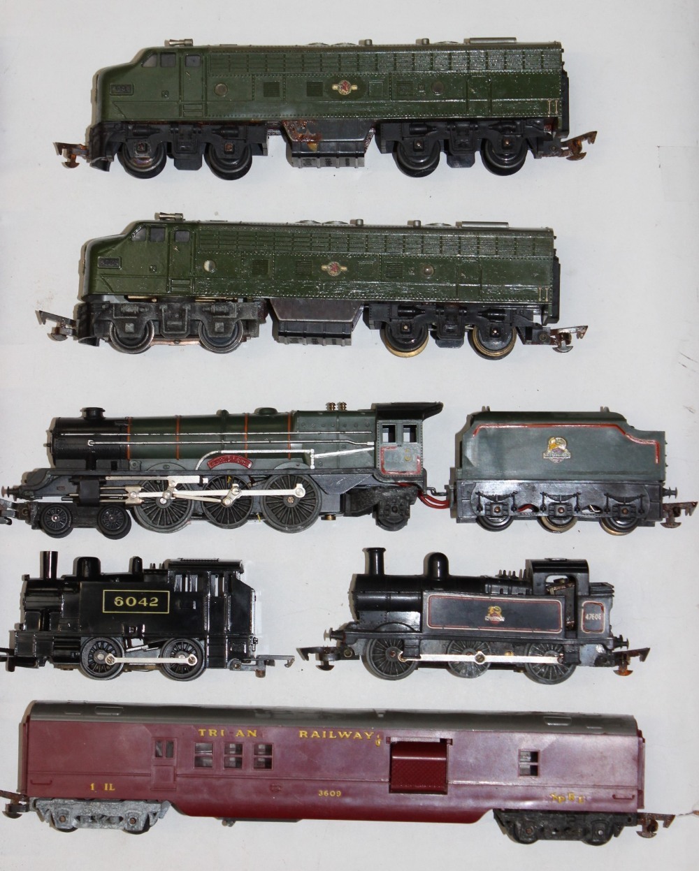 Model Railway: A collection of assorted boxed and unboxed OO Gauge ...