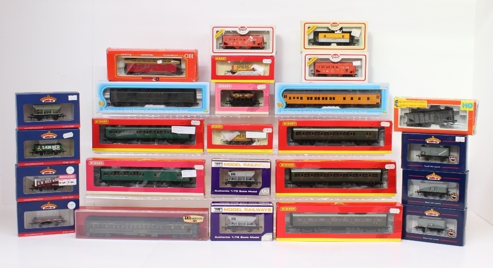 Model Railway: A collection of approx. twenty-five boxed model railway ...