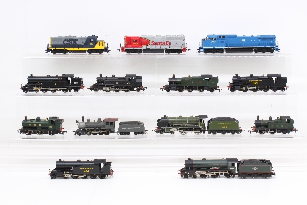 Model Railway: A collection of thirteen unboxed model railway, OO Gauge ...