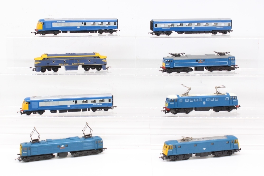 Model Railway: A collection of eight OO Gauge model railway diesel ...