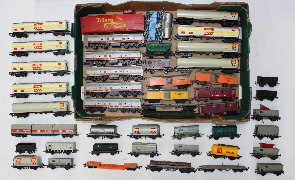 Model Railway: A collection of assorted model railway OO Gauge rolling ...