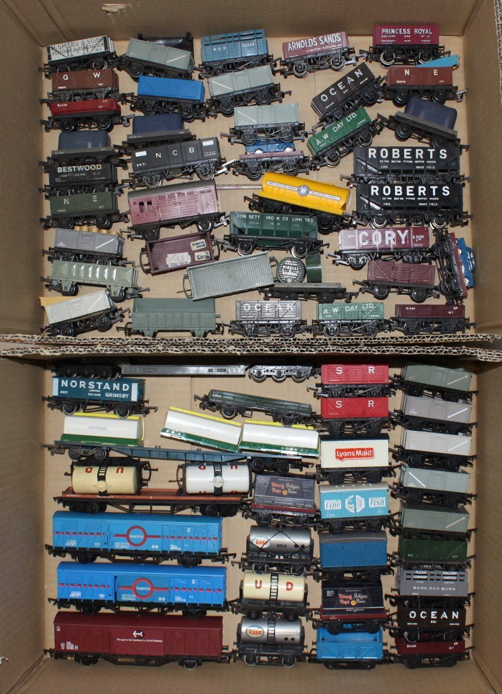 Model Railway: A collection of assorted model railway OO Gauge rolling ...