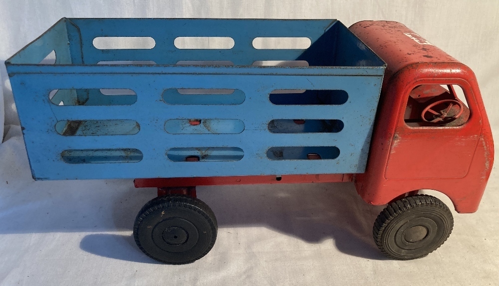 Tri-ang: A mid-20th century Tri-ang Pig or Cattle Lorry. Circa 1950s ...