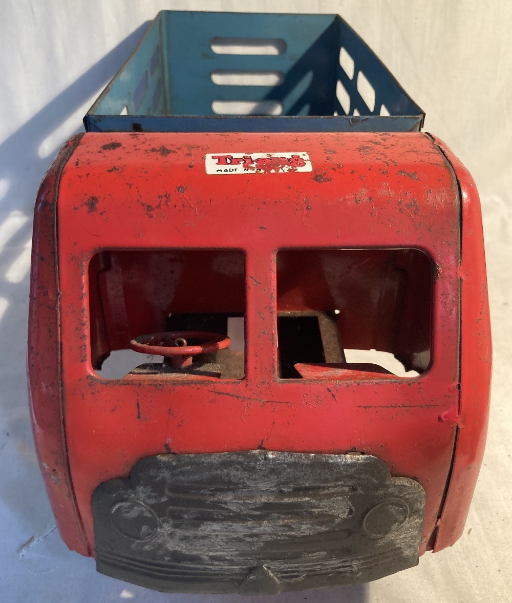 Tri-ang: A mid-20th century Tri-ang Pig or Cattle Lorry. Circa 1950s ...