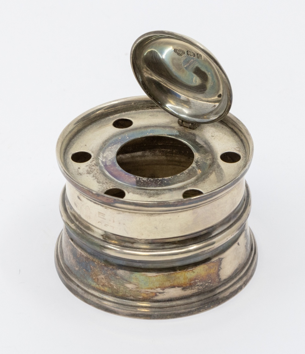 A George V silver inkwell, of circular shape with central hinged cover ...