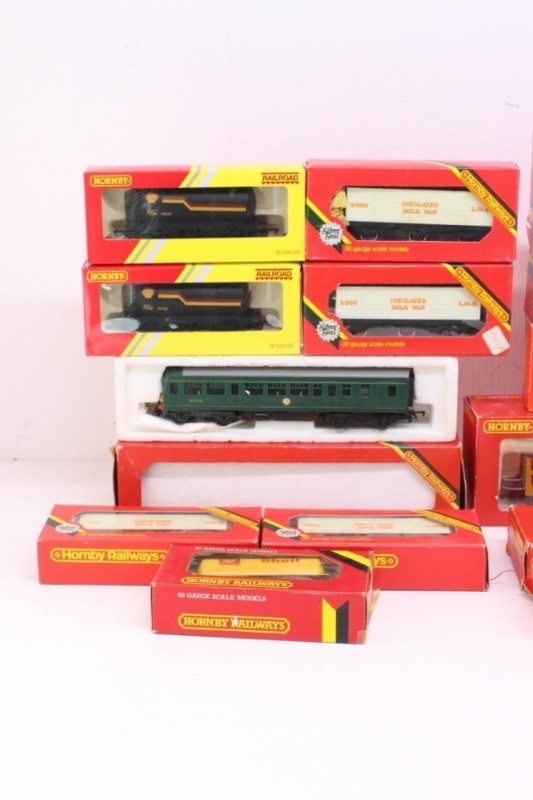 Hornby: A collection of seventeen assorted boxed Hornby, OO Gauge ...
