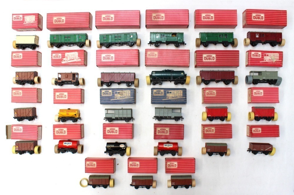 Hornby: A collection of approx. 25 boxed Hornby Dublo, OO Gauge rolling ...