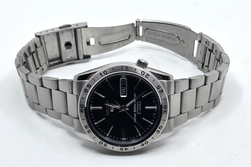 A Seiko 5 gentleman's stainless steel automatic bracelet watch, cal ...