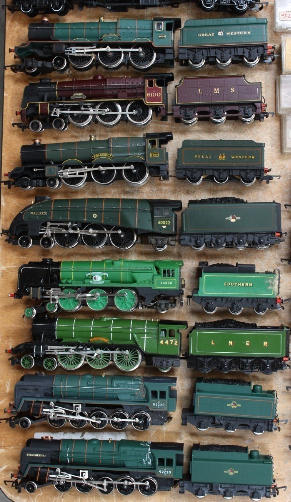 Model Railway: A collection of eight unboxed OO Gauge model railway ...