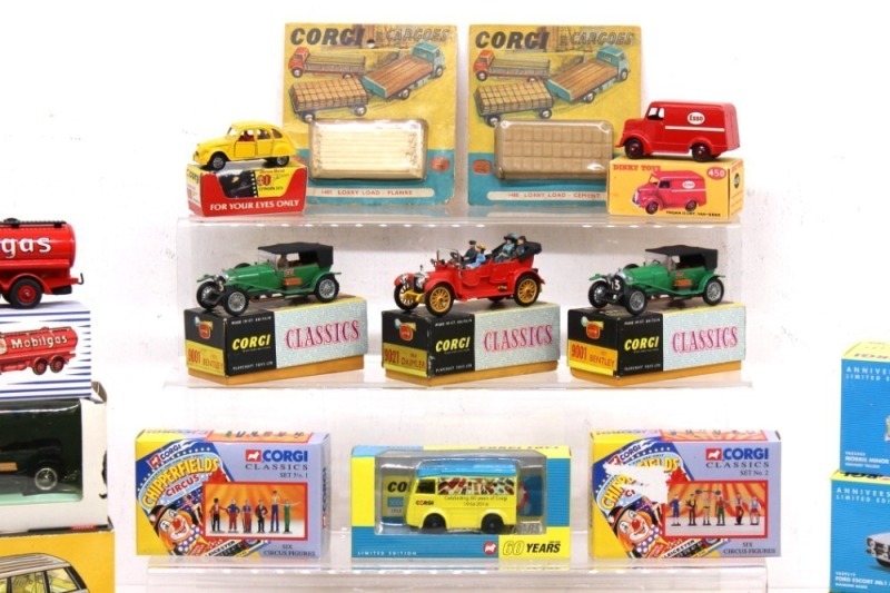 Corgi: A collection of assorted boxed modern Corgi diecast vehicles to ...