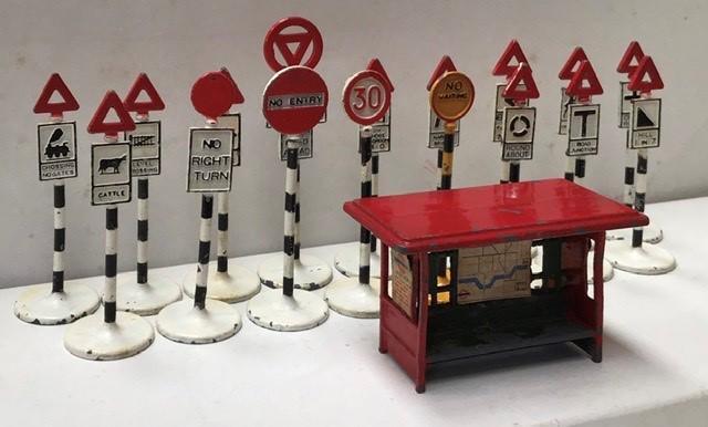 Dinky: A collection of Dinky diecast road signs. sixteen white base ...