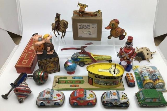Tinplate: A collection of assorted vintage tinplate including German ...