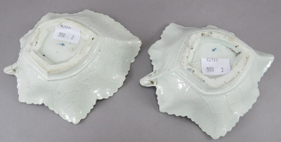 A pair of mid-eighteenth century blue and white hand-painted Worcester ...