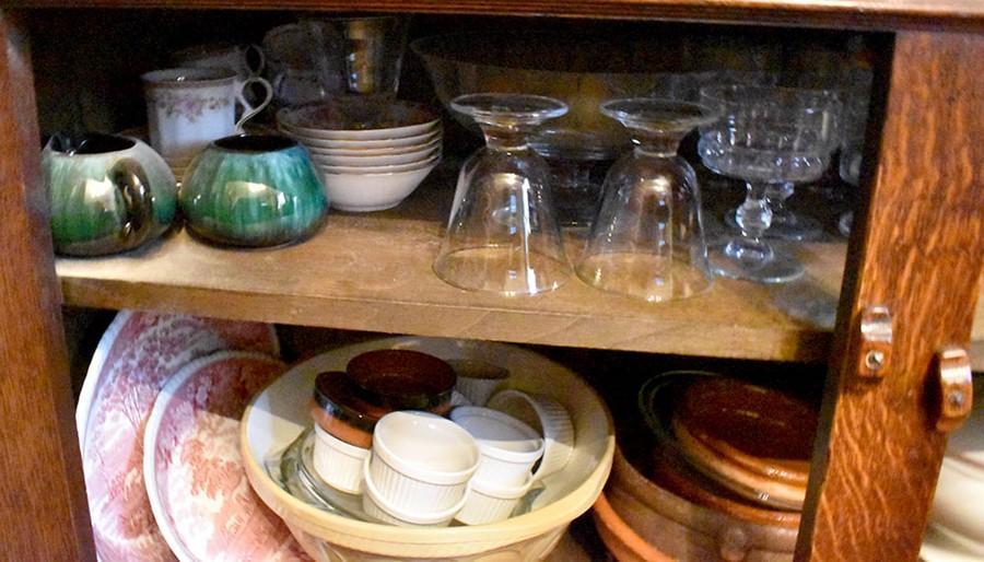 Assorted modern kitchenware to include meat plates, casserole dishes ...